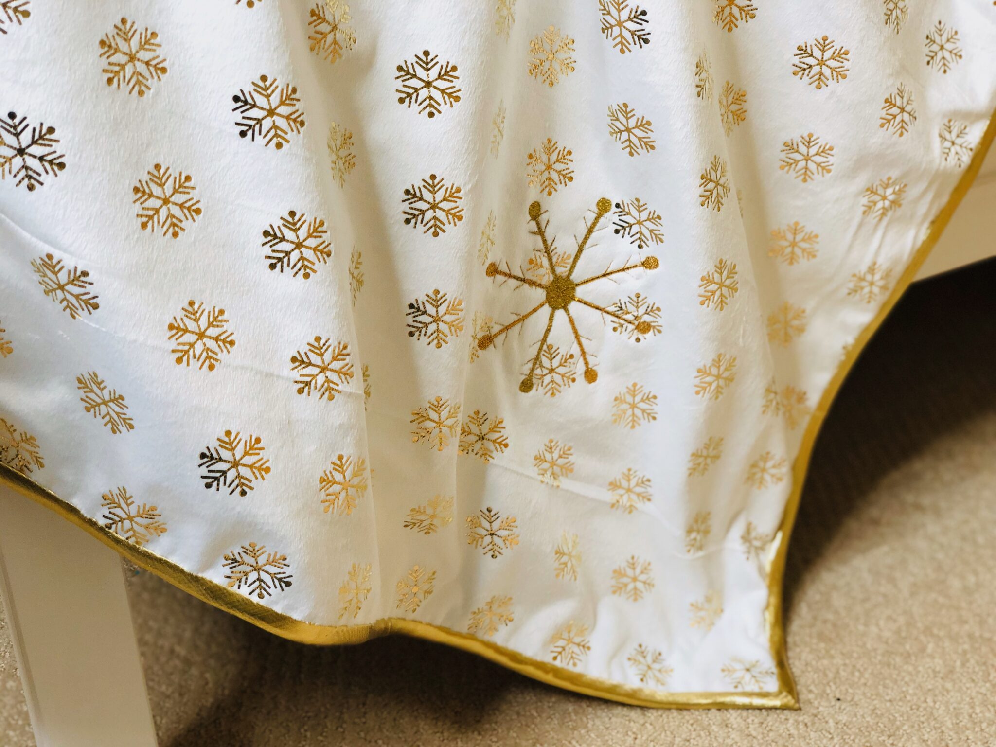 How to Sew a Metallic Plush Snowflake Throw - Sulky