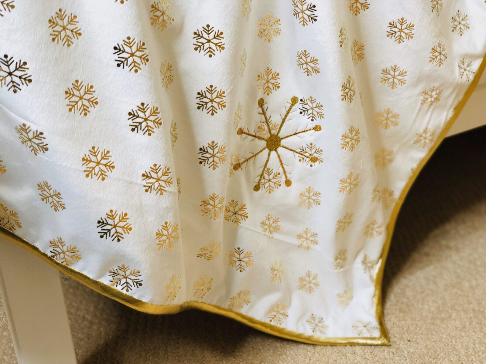 How to Sew a Metallic Plush Snowflake Throw - Sulky